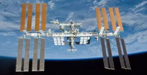How Solar Arrays Are Built On The International Space Station ...